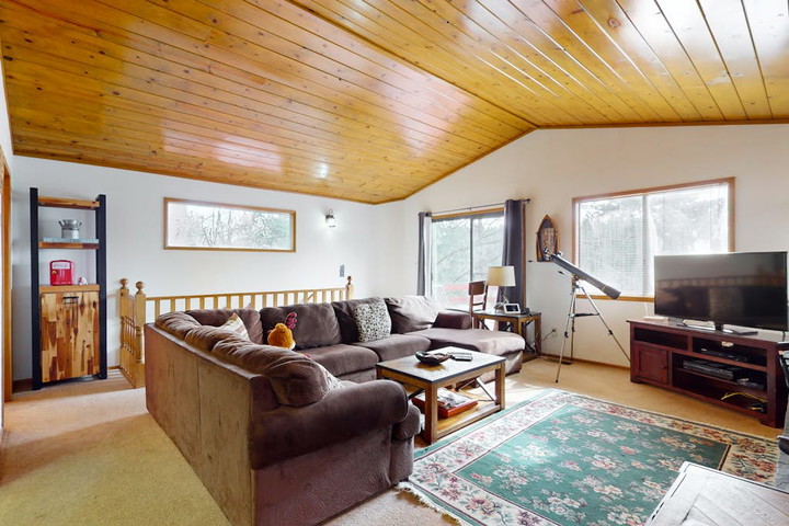 Cheery Cabin With Gas Grill, Patio, Deck, Outdoor Space, & Near Lake - Lake Arrowhead, CA