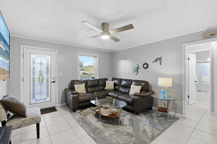 Charming Pet-friendly 2br + Sleeper Sofa + Near Beach Drive - Daytona Beach, FL