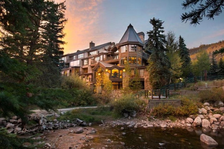 Cozy King Room At Gravity Haus In The Heart Of Vail Village - Walk To Ski Lifts! - Vail, CO
