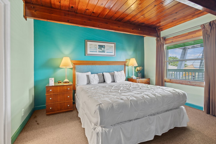 Shared Balcony And Direct Beach Access - Charming Coastal Retreat - Fort Pierce, FL