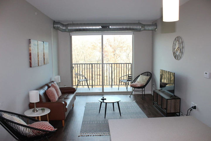 Stylish Oasis With Hot Tub And Fitness Center - Spacious Comfort Retreat - Ames, IA