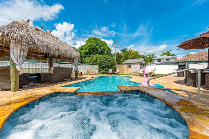 Heated Saltwater Pool And Soothing Hot Tub - Charming Tropical Retreat - Bahamas