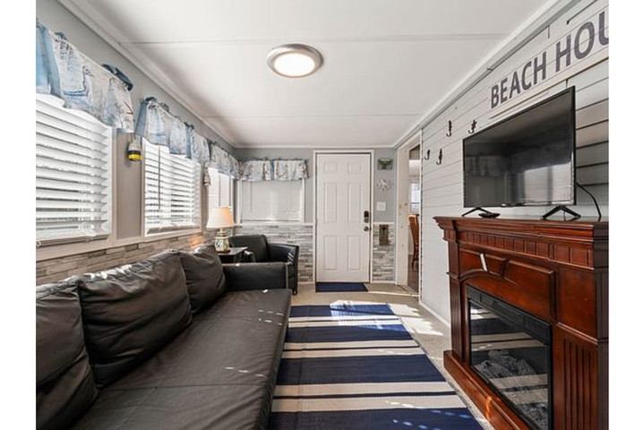 Spacious Beach Retreat With Huge Yard And Parking - Old Orchard Beach