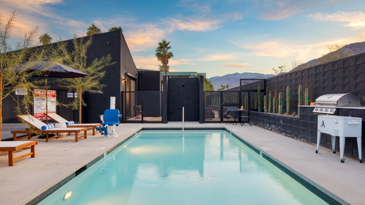 Blackhaus A Buyout By Avantstay | 4-room Retreat - Palm Springs, CA