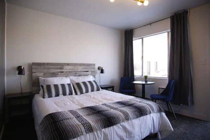 Charming Space With Secure Entry And Cozy Comfort - Delightful Hideaway - United States