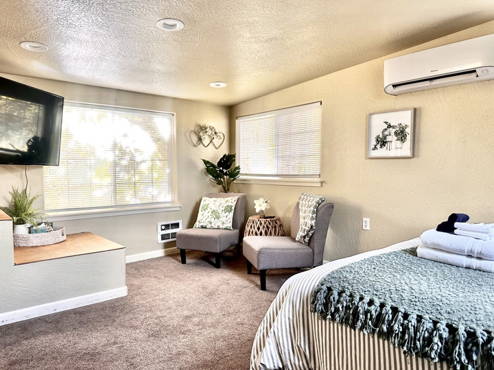 Walk To Downtown - Charming Upstairs Loft Studio - Medford, OR