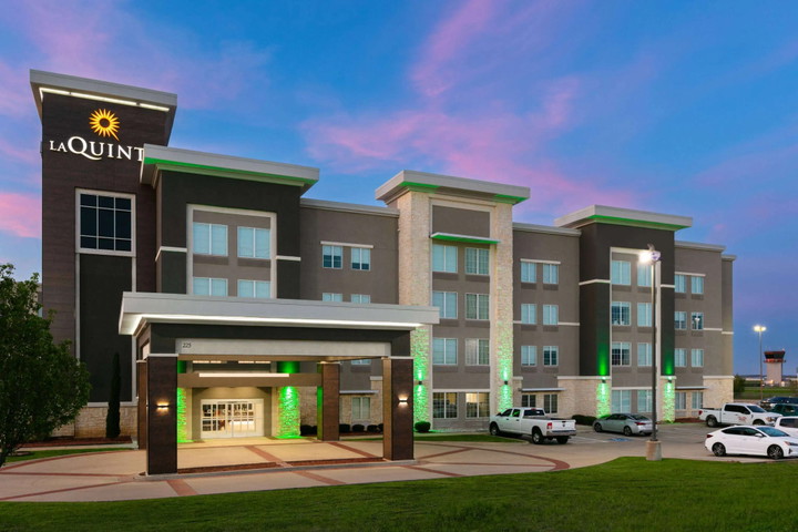 La Quinta Inn & Suites By Wyndham Ft. Worth - Burleson - Joshua, TX