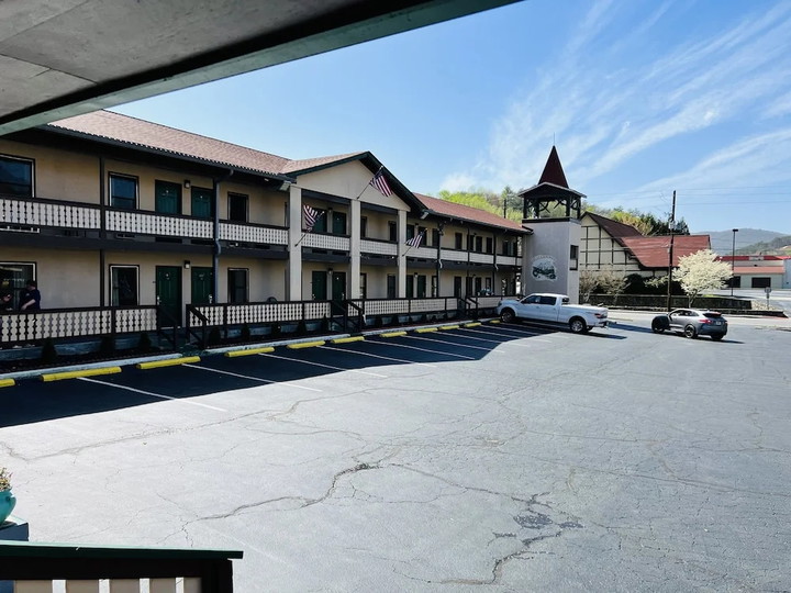 Alpine Valley Inn - Helen, GA