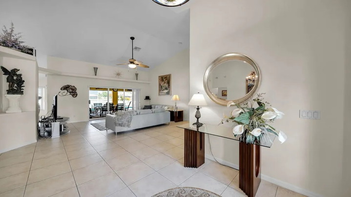 Casa De La Vista Pool Spa With Lakefront View - Fort Myers