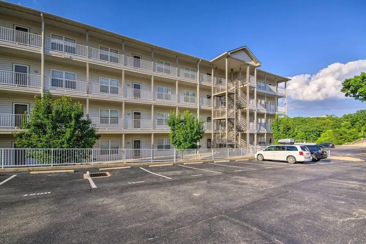 Top-floor Lands End Corner Unit W/ Resort Perks! - Osage Beach, MO