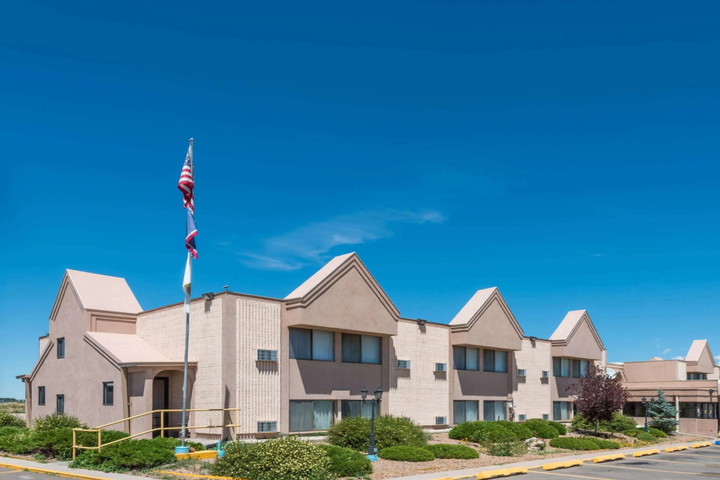 Super 8 By Wyndham Laramie - Laramie, WY