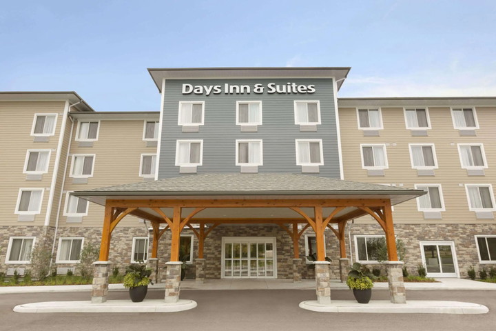 Days Inn & Suites By Wyndham Lindsay - Lindsay