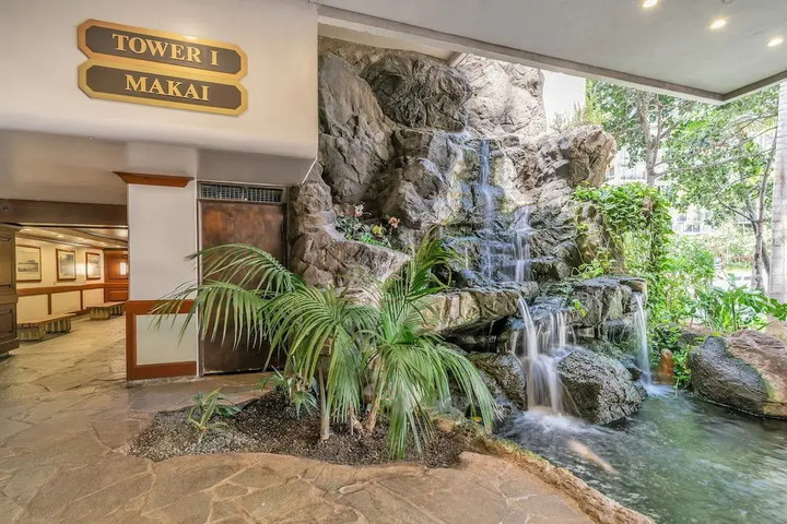 Waikiki Banyan High Level Condo With Private Lanai By Koko Resort Vacation Rentals - Honolulu, HI