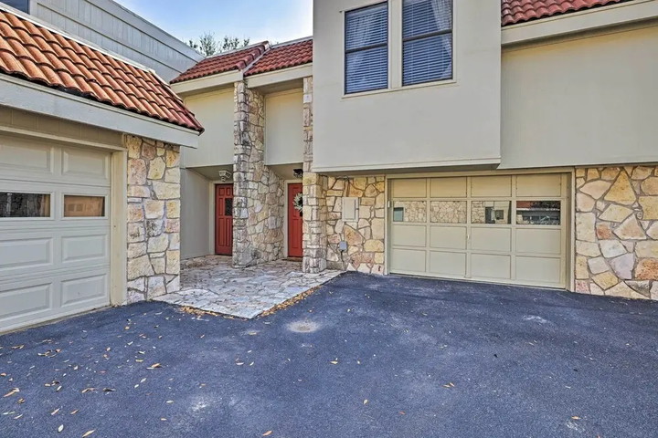 Modern Townhome W/ Patio, Next Door To Resort - Marble Falls, TX