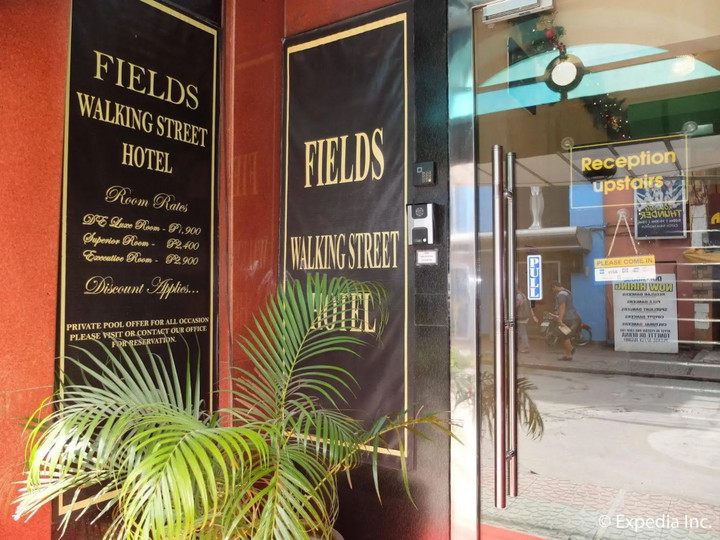 Fields Walking Street Hotel - Mabalacat