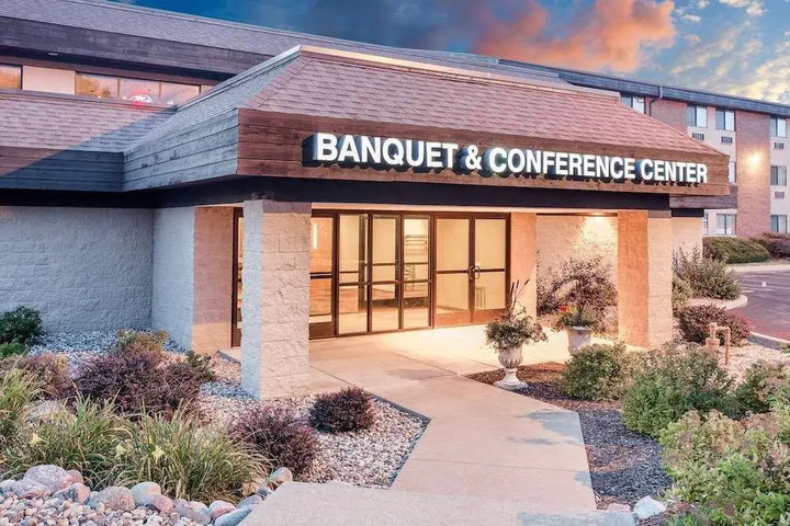 Ramada By Wyndham Waupaca - Waupaca, WI