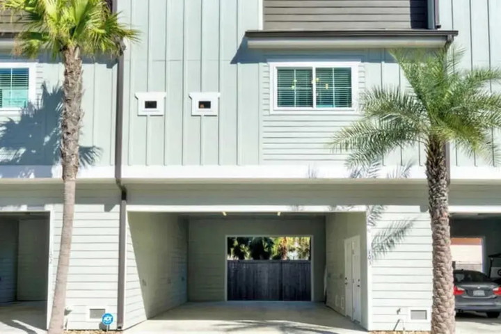 Resort Pool, Walk To The Beach, Island Views Little Beach House By Avantstay - Port Aransas, TX