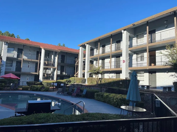 Guest Inn & Suites - Stone Mountain, GA