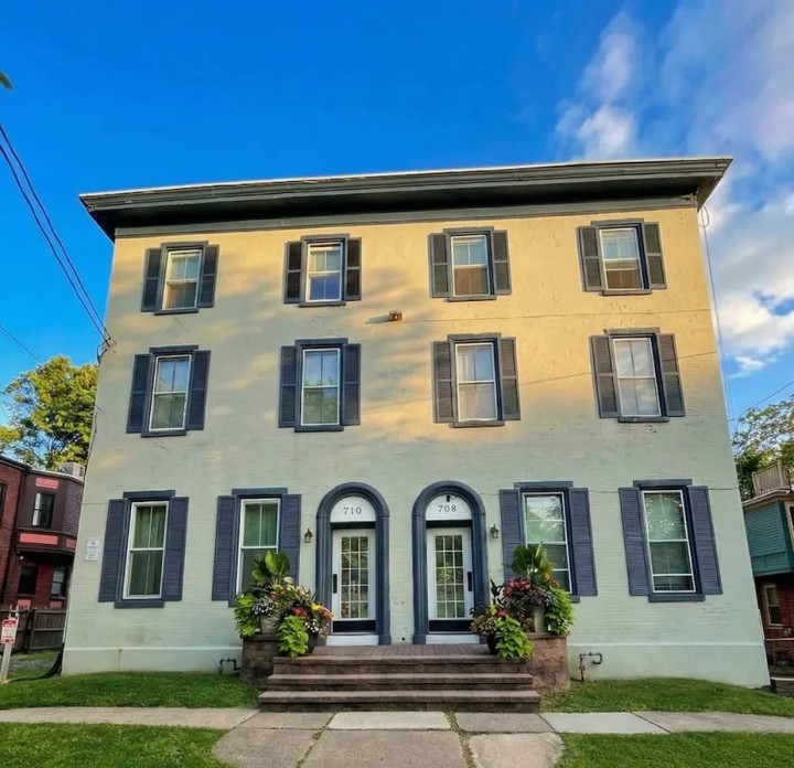 Historic Apt King Bed Workspace - Wilmington, DE