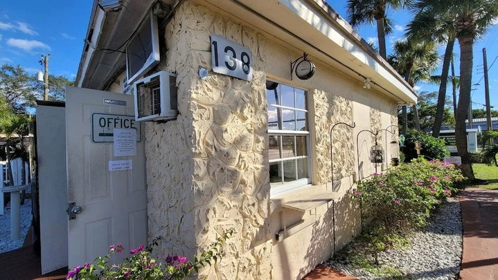 Barefoot Mailman Inn & Suites - Lake Worth, FL