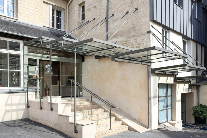 Logis Hôtel Restaurant Le Dauphin Et Le Spa Du Prieuré - Caen