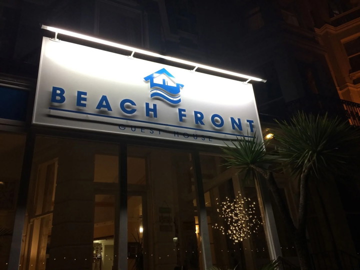 Beach Front Guest House - 義本