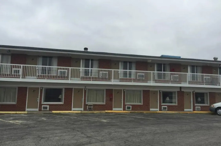 Americas Best Value Inn & Suites Macon At Sunset Dr - Macon, MO