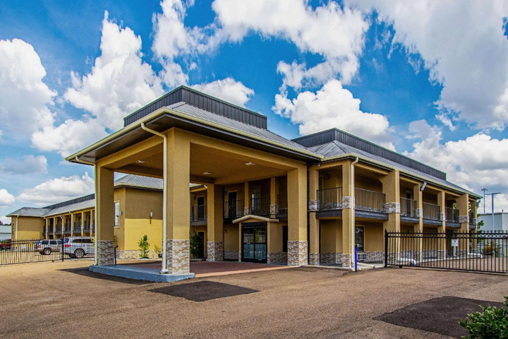 Super 8 By Wyndham Jackson Ms Near The Fairgrounds - Jackson, MS