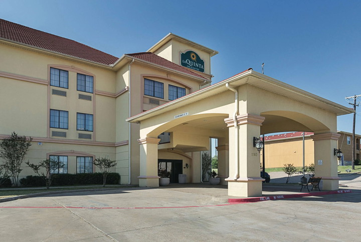 La Quinta Inn & Suites By Wyndham Alvarado - Joshua, TX