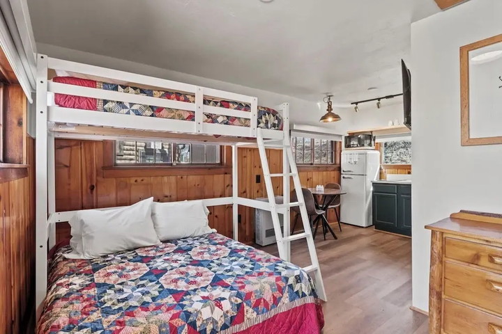 Timber Lodge Cabin 12 - Colorado Springs, CO