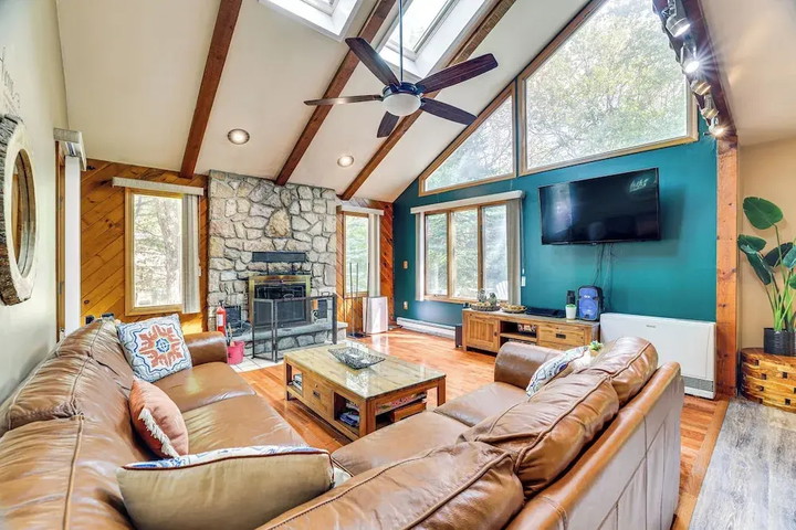 Lake Harmony Resort Home W/ Deck + Fire Pit! - Pocono Mountains, PA