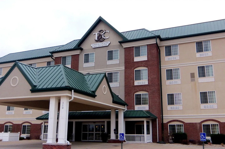 Town & Country Inn And Suites - Quincy, IL