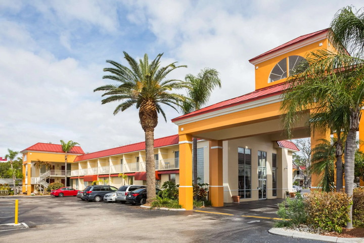 Days Inn & Suites By Wyndham Port Richey - Odessa, FL