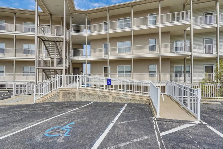 Furnished Porch, Resort Pools! Lands End Condo - Osage Beach, MO