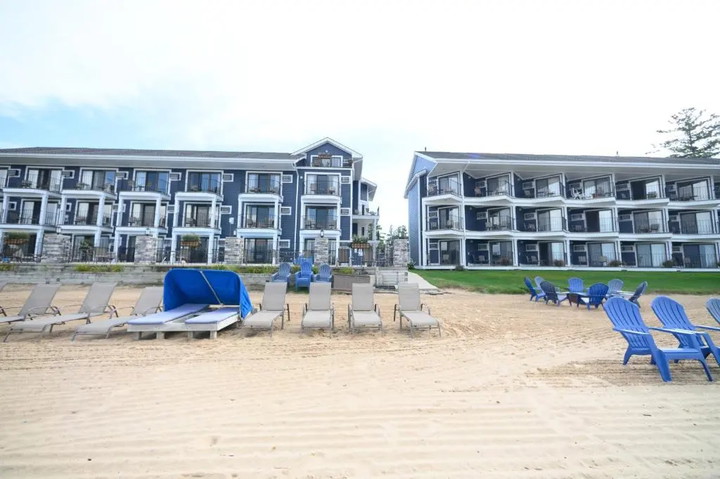 Pointes North Beachfront Hotel – 2 Person Spa Tub Studios - Michigan