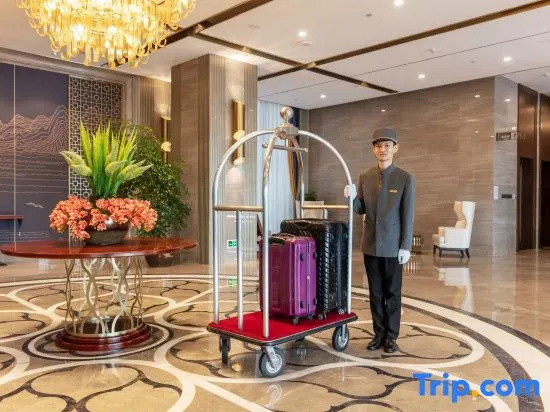 The Long Red Hotel - Huangshi