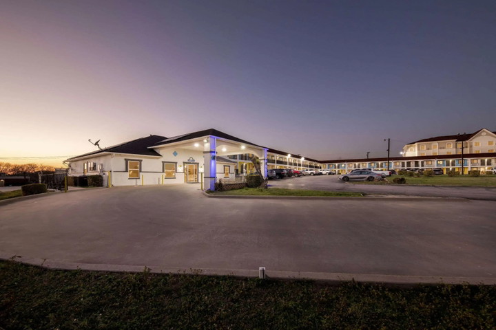 Days Inn By Wyndham Gainesville - Gainesville, TX