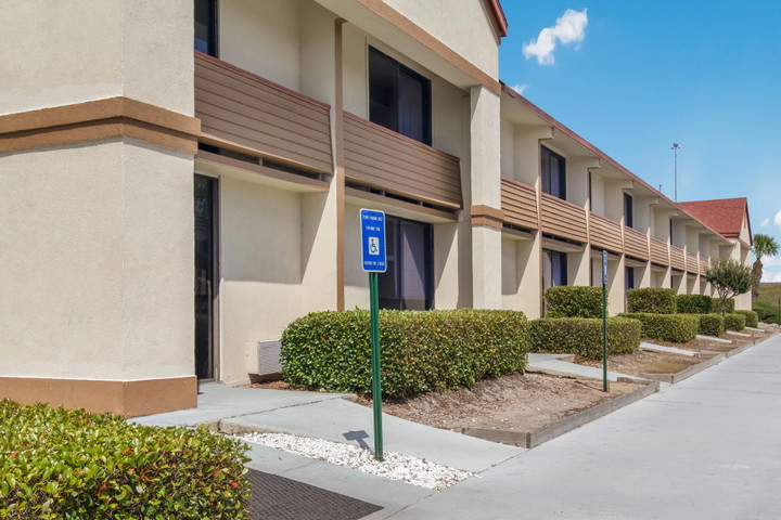 Red Roof Inn & Suites Brunswick I-95 - Brunswick, GA