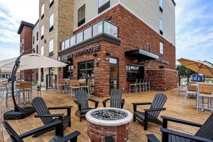 Cobblestone Hotel & Suites - Waukesha/west Milwaukee - Waukesha, WI