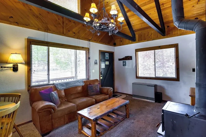 Big Bear City Cabin W/ Hot Tub ~ 4 Mi To Resort - Big Bear, CA