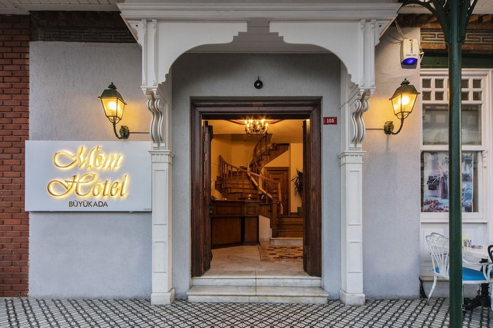 Mom Hotel - Adalar