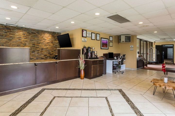 Clarion Inn & Suites Stroudsburg - Poconos - Stroudsburg, PA