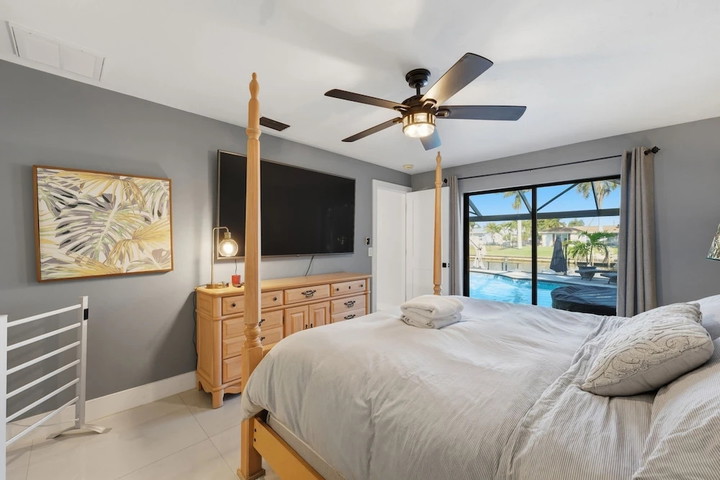 Waterfront Luxury Micro Resort Heated Salt Pool 4 Bedroom Home - Fort Myers, FL