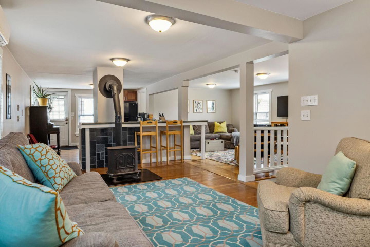 The Brew House - 2nd Floor Private Apartment - Located Above Newscapes Brewing - Portland, ME
