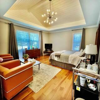 Pittsford Garden Retreat - Rochester, NY
