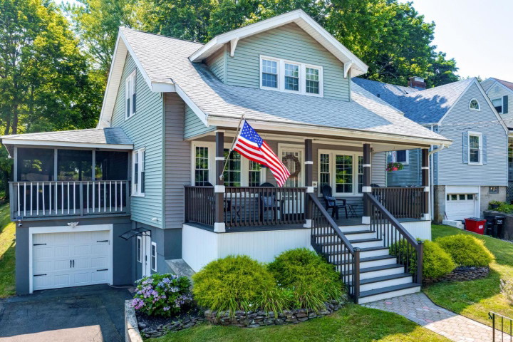 Convenient, Cozy Home: Porches, Fire Pit, Office - Middletown, CT