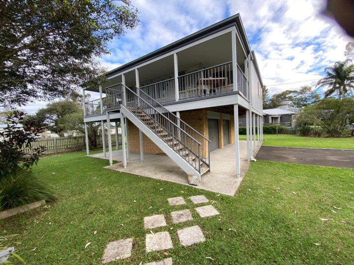 Bungalow By The River - Berry