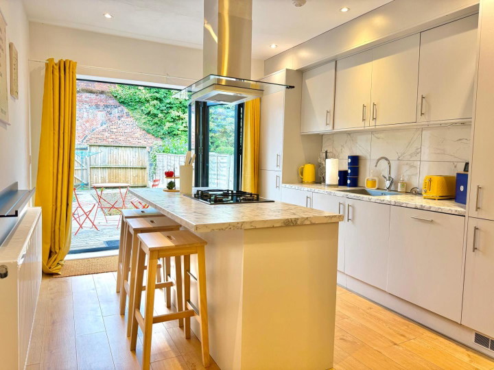 Beautiful 3 Bed House In Altrincham With Free Parking - United Kingdom