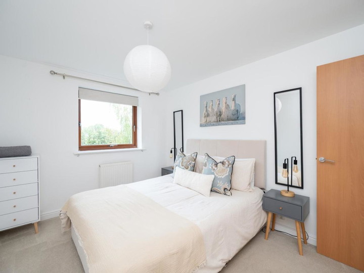 2 Bedroom Flat Free Underground Parking - Crawley