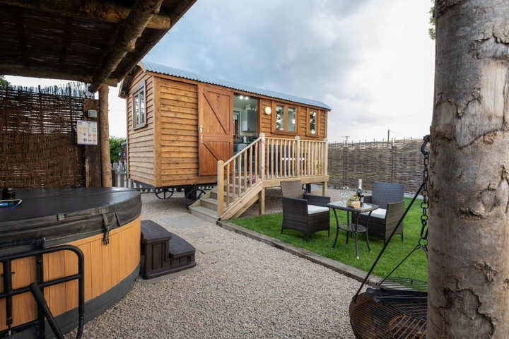 Luxury Shepherds Hut, Hot Tub & Fenced Garden - Warwickshire